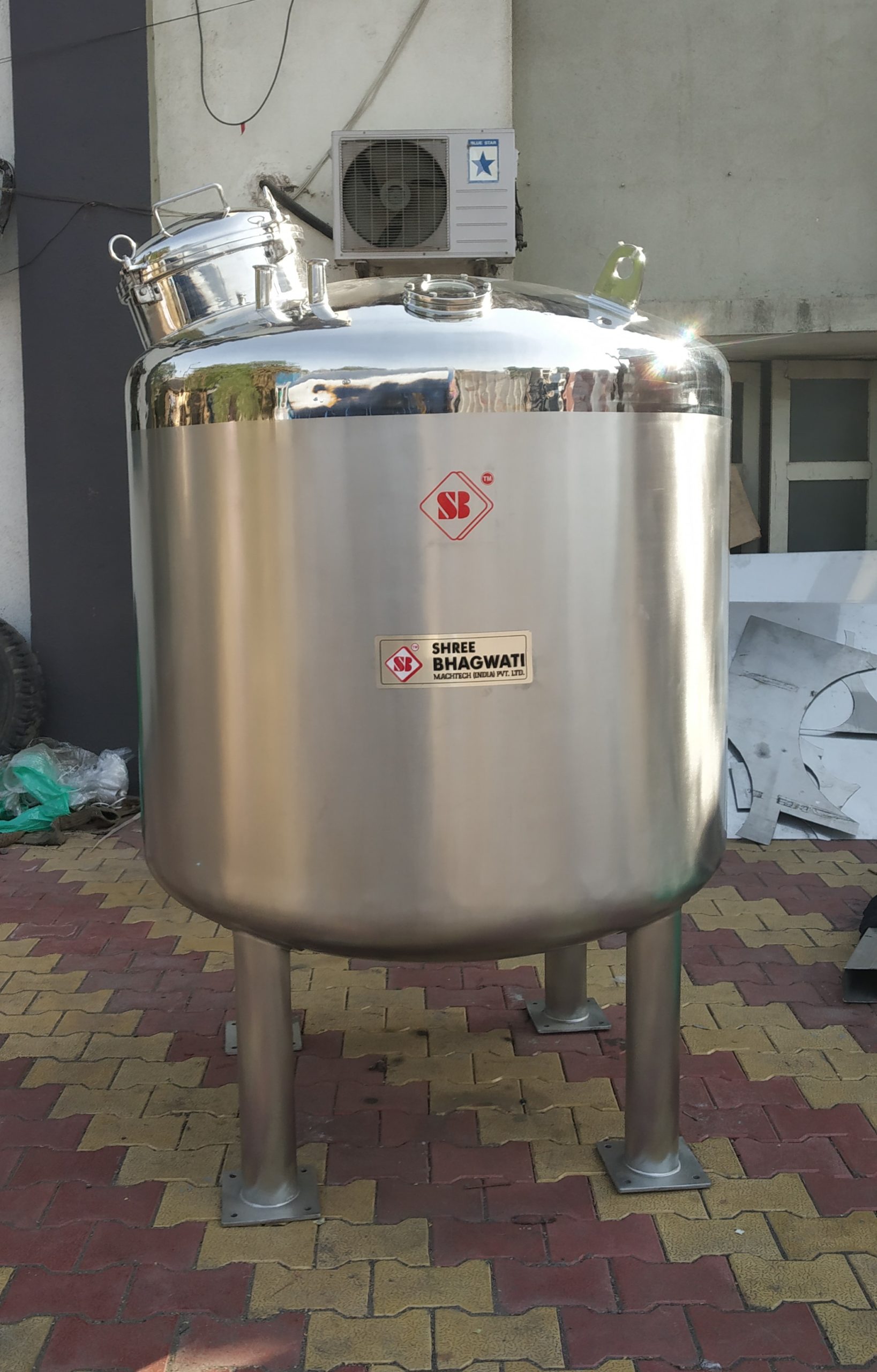 Mixing Vessel with Multi-Shaft Agitators