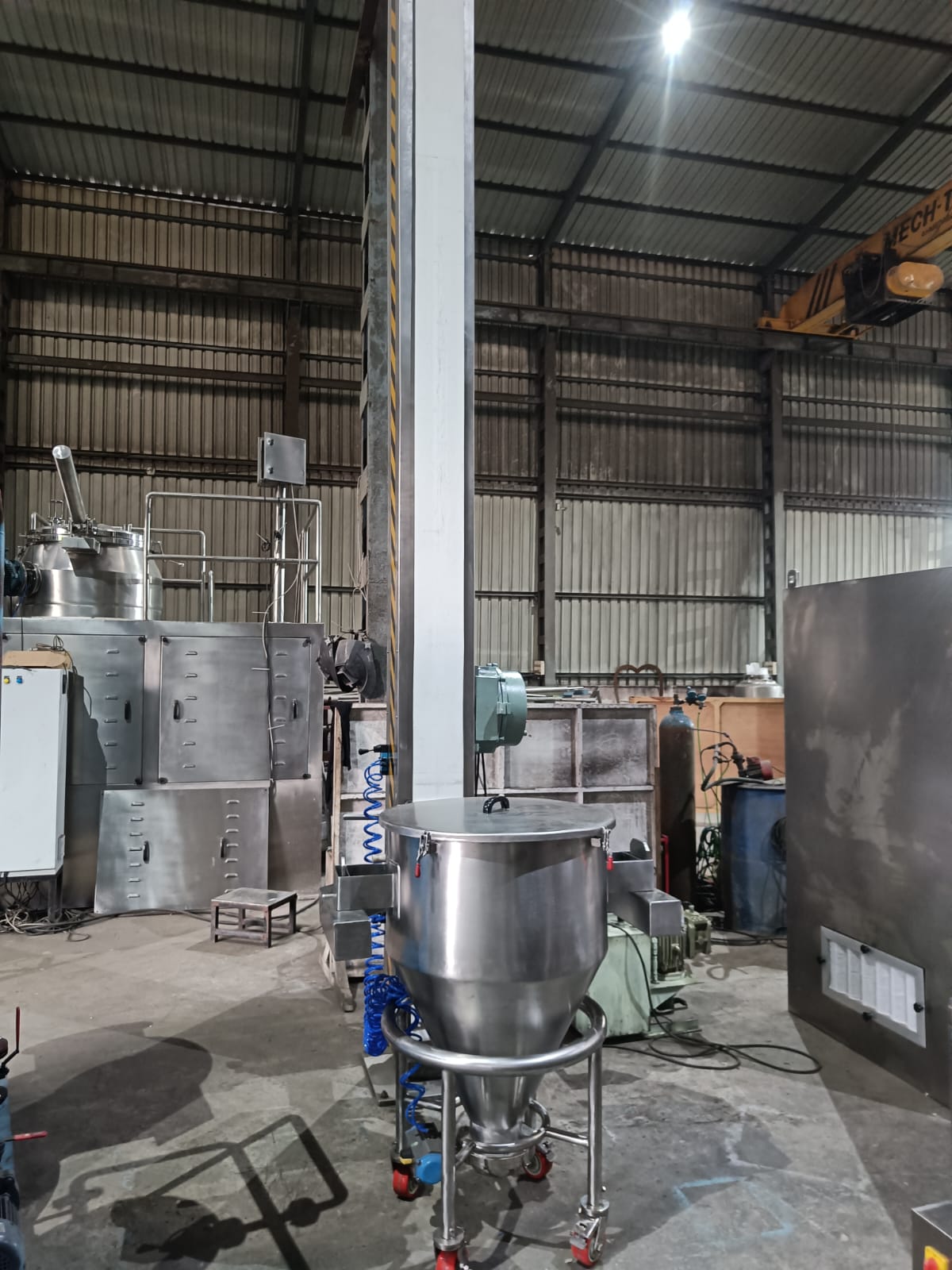 Bin Lifter-Hydraulic Lifting & Positioning Device for Safe Material ...